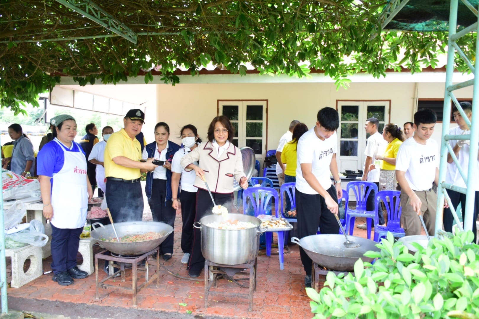 ข้าราชการตำรวจในสังกัดฯ นำรถประกอบอาหารเคลื่อนที่ ออกไปให้ความช่วยเหลือ ...