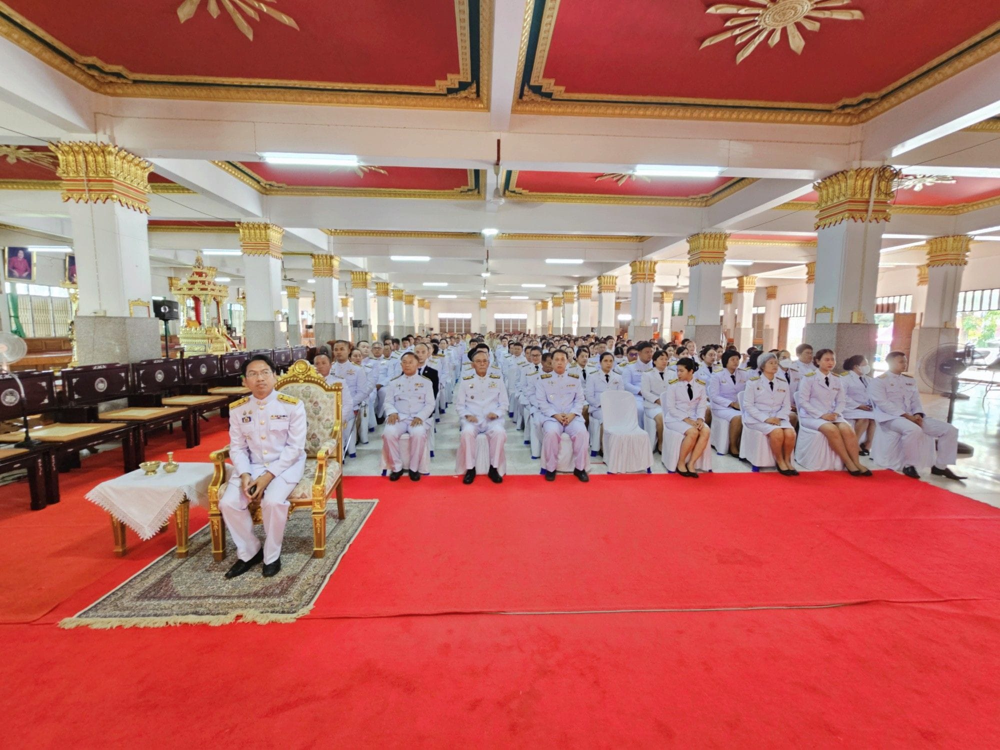 พิธีทำบุญตักบาตร พิธีเจริญพระพุทธมนตร์ พิธีวางพวงมาลา เพื่อถวายเป็นพระ ...