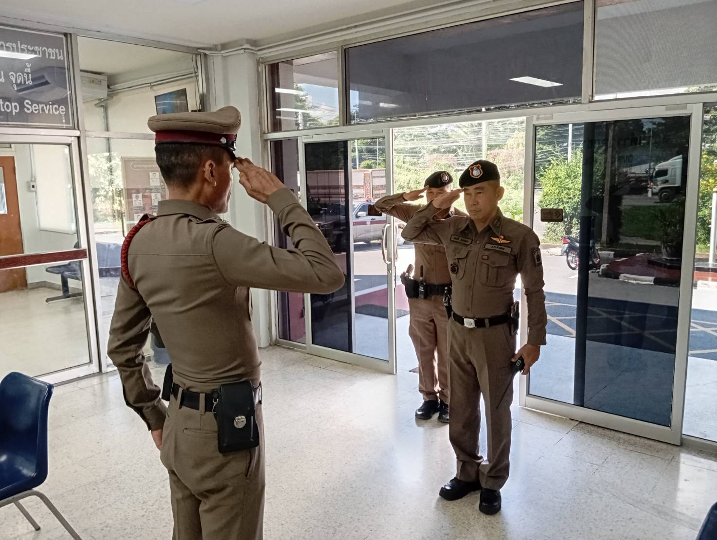 "ผู้บังคับบัญชาตรวจเยี่ยมสถานี" - สถานีตำรวจภูธรป่าโมก