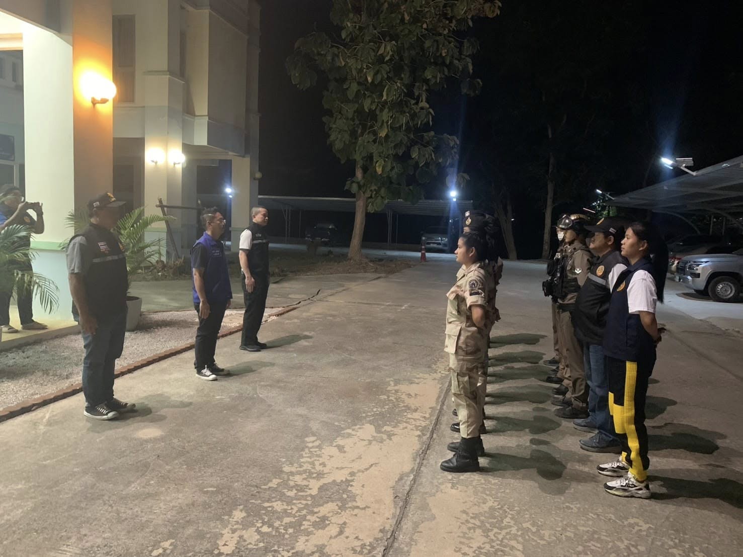 "ปล่อยแถว ออกตรวจสถานประกอบการคล้ายสถานบริการ" - สถานีตำรวจภูธรป่าโมก